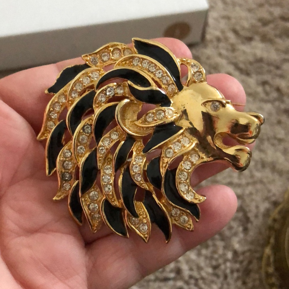 Large Vintage Lions Head Gold Tone Brooch Pin - Gem